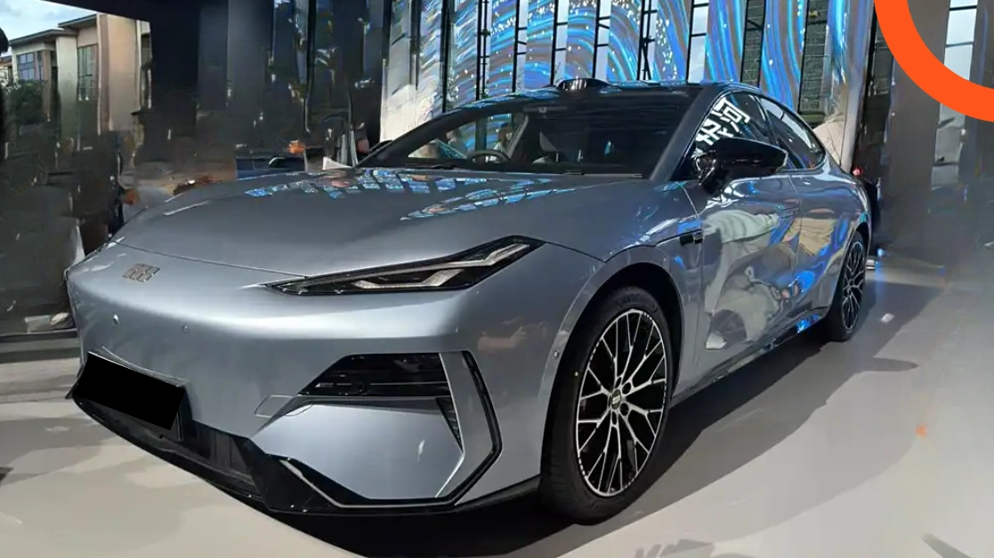 جيلي E8 2025 المواصفات والأسعار في السعودية | دليل سيارة